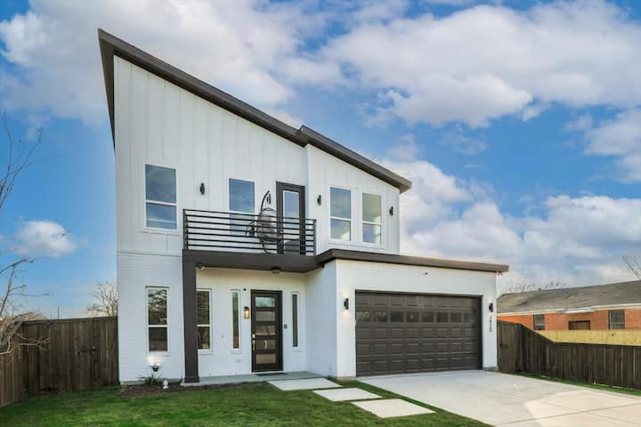 Modern And Spacious High End Home Near Downtown - Dallas, TX