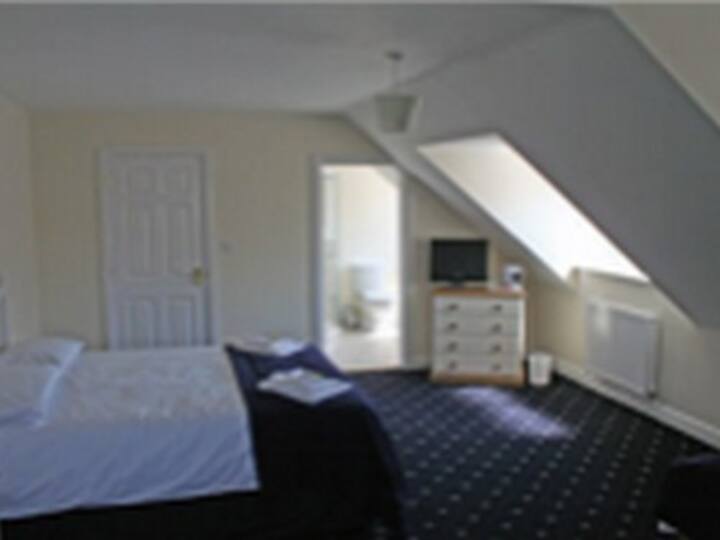 Deluxe Double Ensuite At Frome Dale - Lulworth Cove