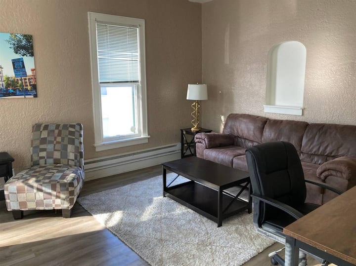 Charming 1 Bed Historic Hideaway - Pet Friendly! - Bloomington, IL