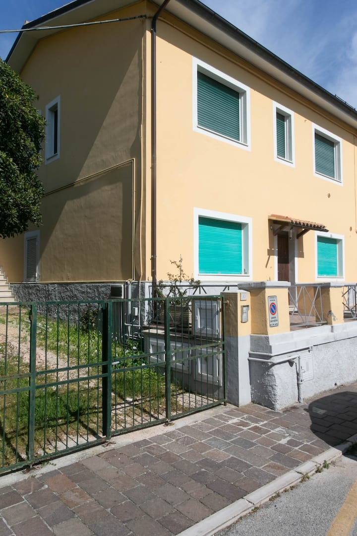 N151 - Numana, Apartment With Porch - Numana