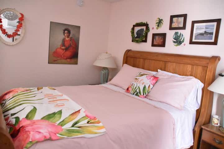 Aloha Queen Bed Waits For You With Island Spirit - Pictou