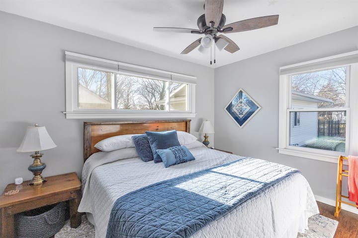King Room In Bed And Breakfast - And A Hot Tub! - Frankenmuth