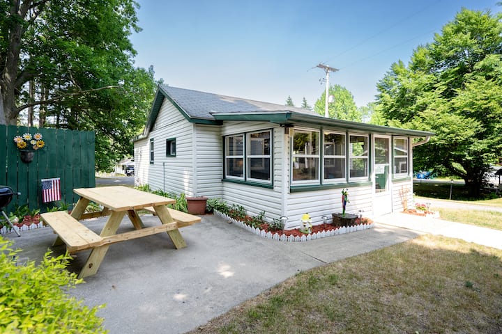 Goshorn Lake Resort Cottage #7 - Holland, MI