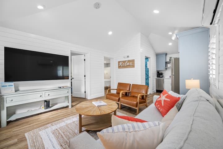 Sandy/salty- Sleep 16 - 2 Homes Connected By Yards - Indian Rocks Beach, FL