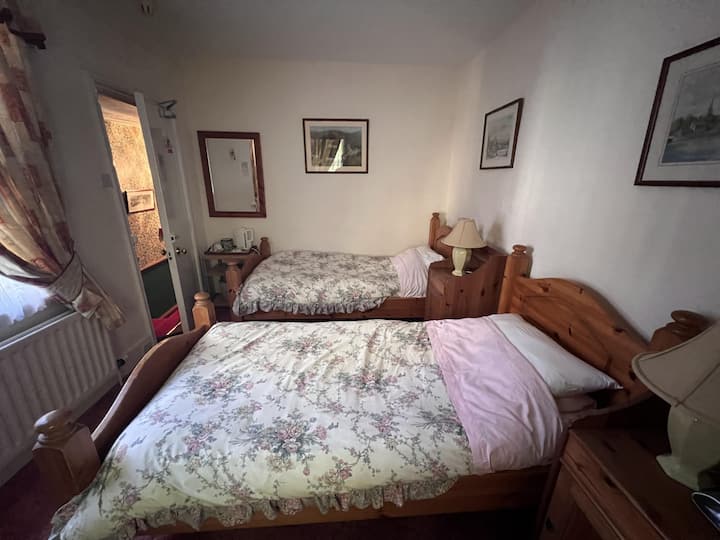 Twin Room-shared Bathroom - Lynton
