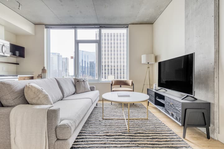 Sunny Downtown Bellevue 1br W/ Lounge & Gym, Near Shops, By Blueground - Bellevue, WA