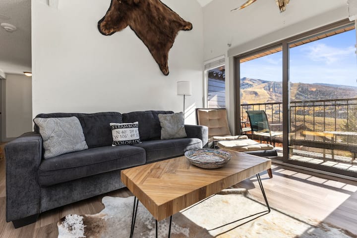 Balcony W/ Mountain Views - 3 Bedroom + Loft - Hot Tub - Steamboat Springs