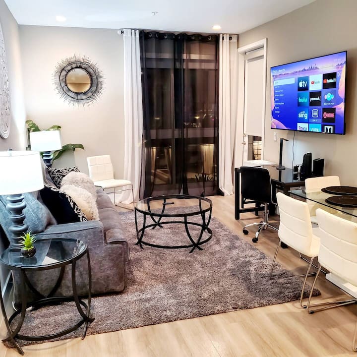 Spacious 2/2, Wi-fi, Pool, Hot Tub, 24hr Gym - West Hollywood
