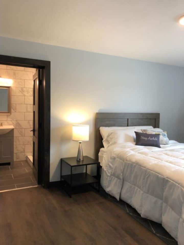Cozy Updated Queen Studio Apartment, Ground Floor - Camp Snoopy, Muskegon