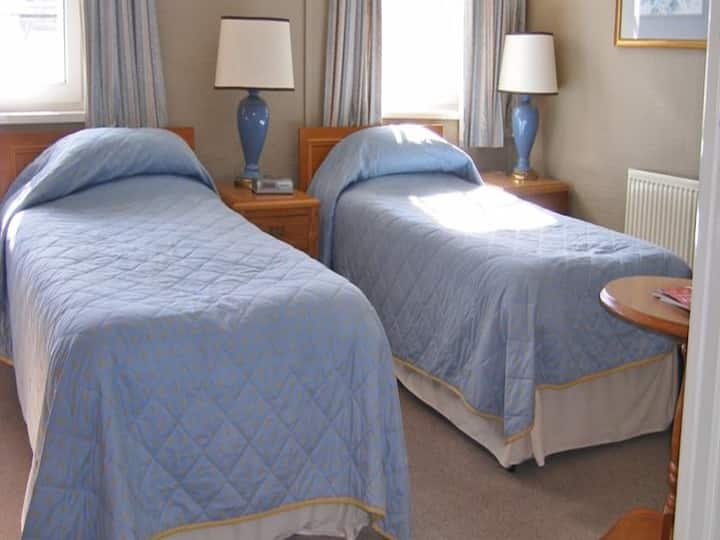 Standard Twin Ensuite At The Kings Head Hotel - Abergavenny