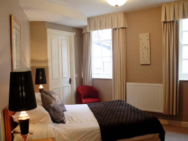 Double Ensuite At The Kings Head Hotel - Abergavenny
