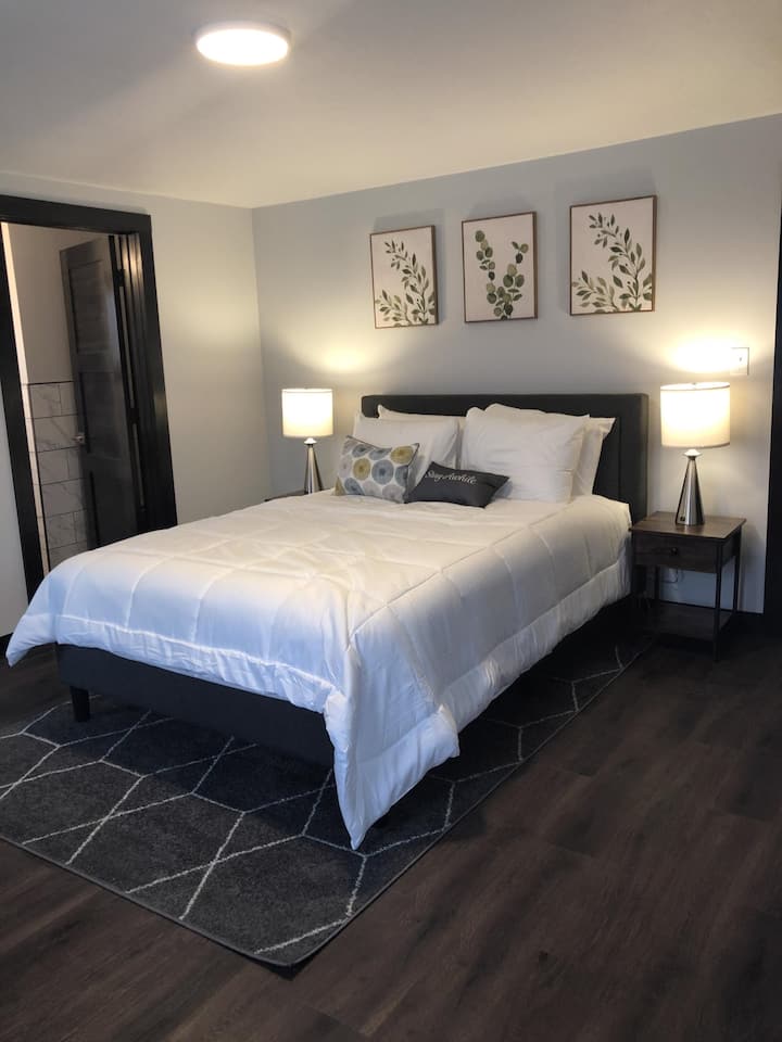 Spacious Private Queen Studio Near Downtown - Muskegon, MI