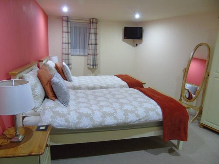 Comfort Twin Ensuite With Shower & Street View At - Castle Douglas