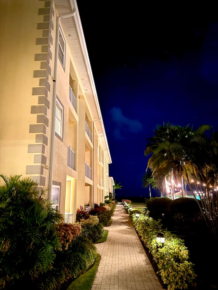Beachfront Property! 4 Amazing Rooms, Onsite Pool - Cayman Islands