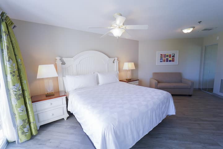 Beachfront Property! 4 Amazing Rooms, Onsite Pool - Cayman Islands