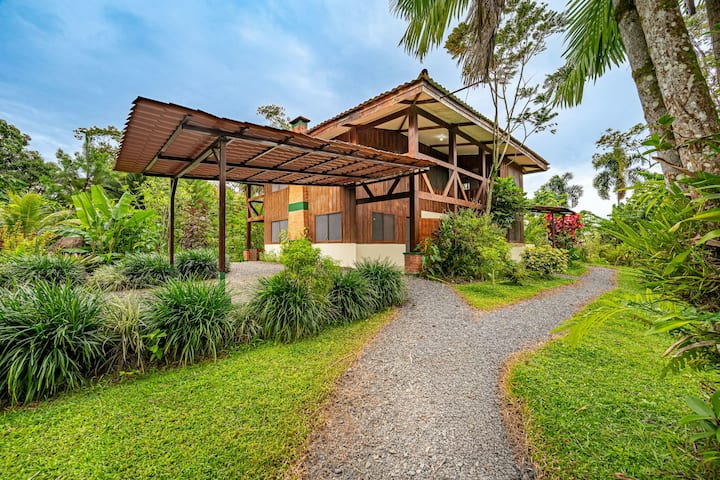 Lush 4br | Private Pool | Fireplace | Deck - Costa Rica