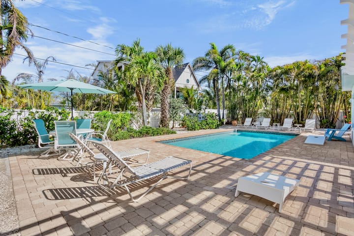 Pink Palm Bungalow! Walk To Shops And Shoreline - Anna Maria, FL