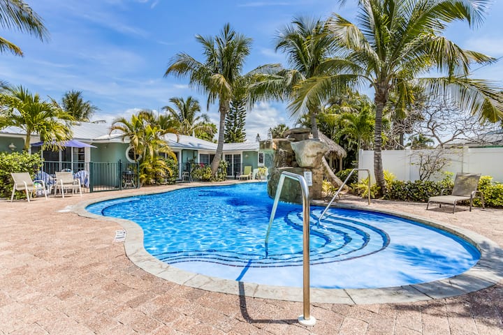 Heated Pool! Beautiful Condo, Close To Beach - Holmes Beach, FL