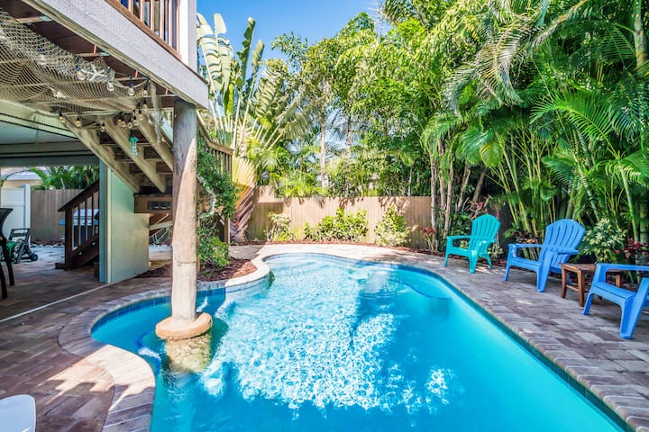 Updated Cottage With Poolside Lounge! - Ocean's 77 - Holmes Beach, FL