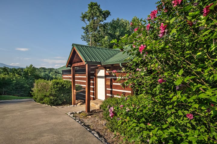 Views, King & Sofa Bed, Hot Tub, Firepit And Deck - Pigeon Forge, TN