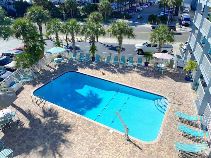 Clearwater Beach Studio-pool-tropical-sleeps 6 - Clearwater, FL