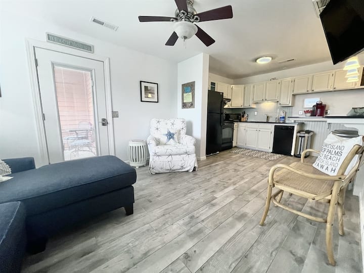 #208 "Sandy Schus" 1 Bd + Sleeper, Modern,pool - Charleston, SC