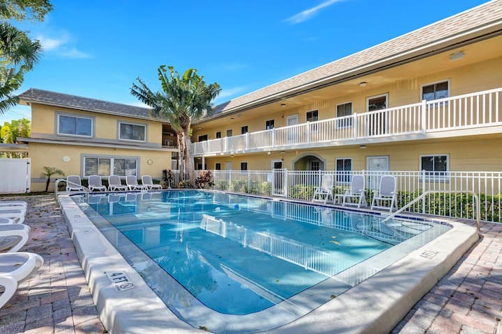 Walk To Beach & Dining | Condo With Pool - Pinellas County, FL