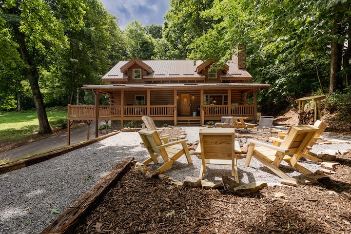 Trailblazers Cabin | Mountain Views & Hot Tub - Waynesville, NC