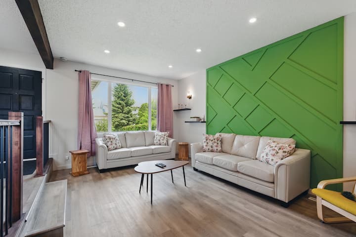 Rideau - Freshly Renovated 6 Bdrm, 3.5 Bthrm Home - Edmonton