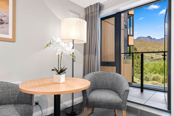 Lovely Lakefront Unit With View - Queenstown
