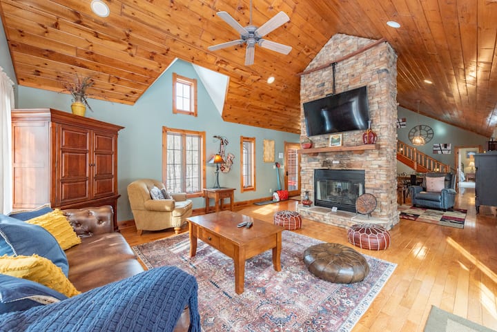 Cozy Hot Tub Hideaway W/ Games & Fireplace - Maryland