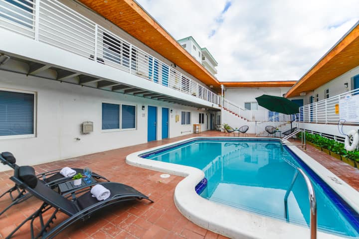 Beachfront Studio - Perfect Getaway! W/parking - Hollywood