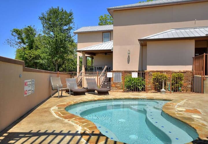 Comal Cottages 161b-pool! Spacious Townhouse In Nb - New Braunfels, TX