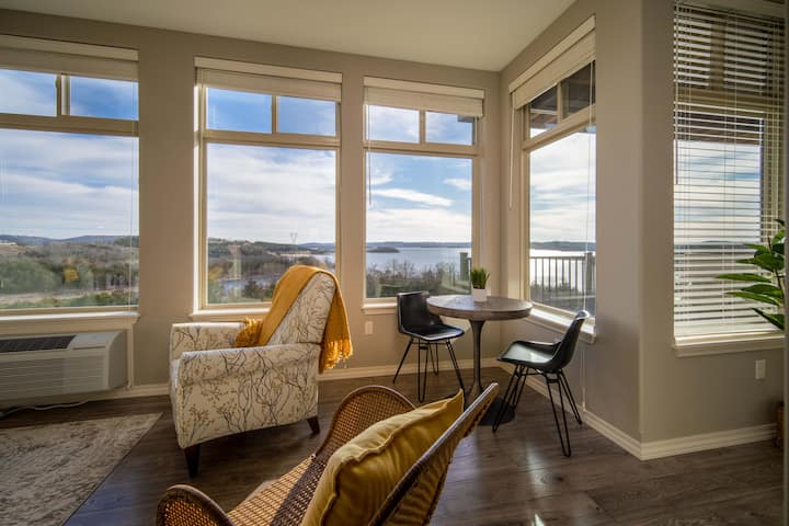 Incredible Lake View Condo With Sunroom And Balcony - The Majestic At Table Rock - Branson, MO