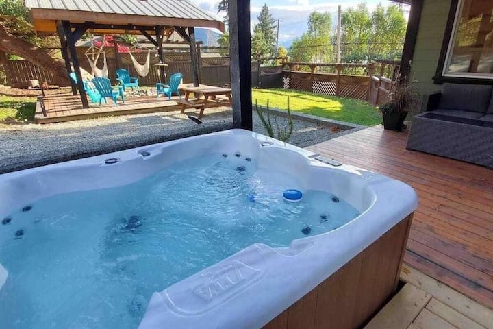 Hot Tub By The Lake Sleeps 10 Huge Outdoor Space - Lake Cowichan