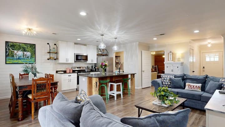 2 Living Rooms, Playstation Games, Sleeps 10, Yard - 브라이언