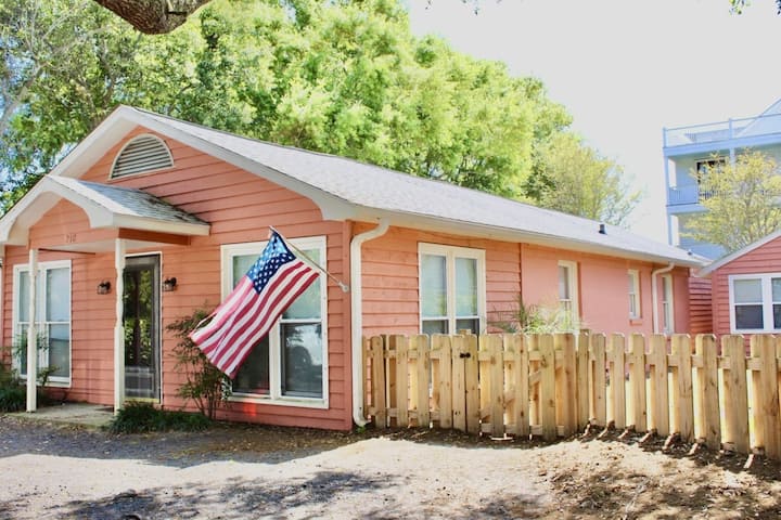 3 Bedroom Beach Home! Only 2 Blocks To Beach! - Isle of Palms Beach, SC