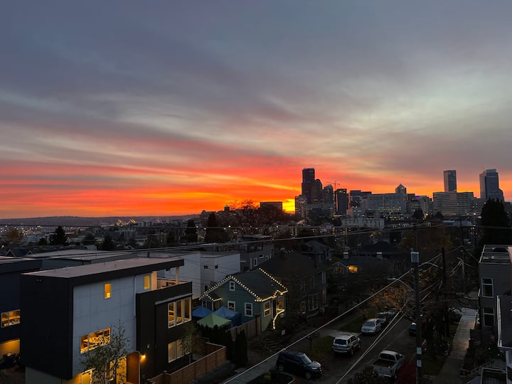 4-story Seattle Home | Rooftop Views + King Bed - Seattle University,Seattle