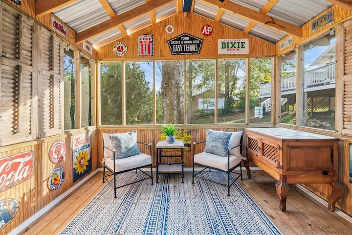 Walkable Laurel Stay Near Hometown Landmarks -