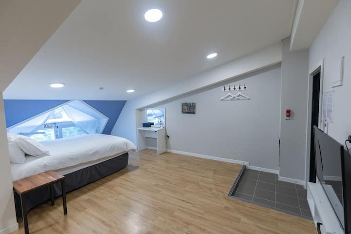 지리산의 고즈넉함과 스위스의 그린덴발트와 너무나 닮아있는 숙소의 4인실 (일반) - Yeosu-si