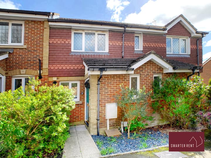 Woking - Parking, Garden, 2bed - Woking