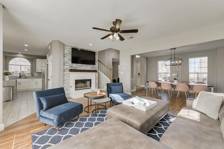 Luxury 5 Br, Jacuzzi, Gym, Near Lake For Large Fam - Garland, TX