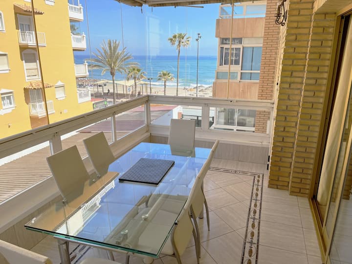 Rare Find! Seafront 2 Bed – Private Parking & Pool - Fuengirola
