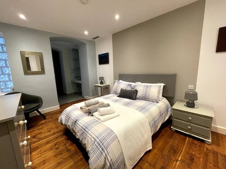 Stylish 2br Contemporary Design, Perfect Vacation - Gibraltar