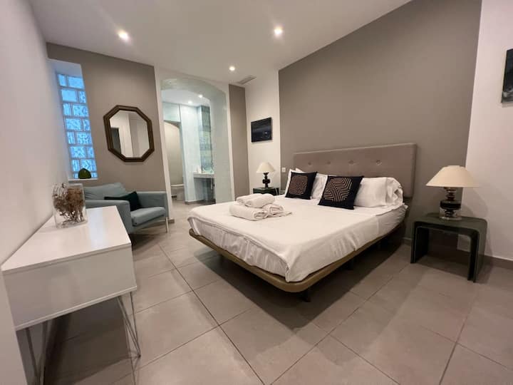 City Center Modern 2br/2ba With Private Patio - Gibraltar