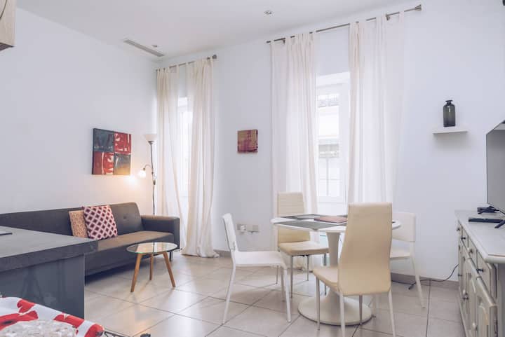 Modern 2br Apartment Just Off Main Street - Gibraltar