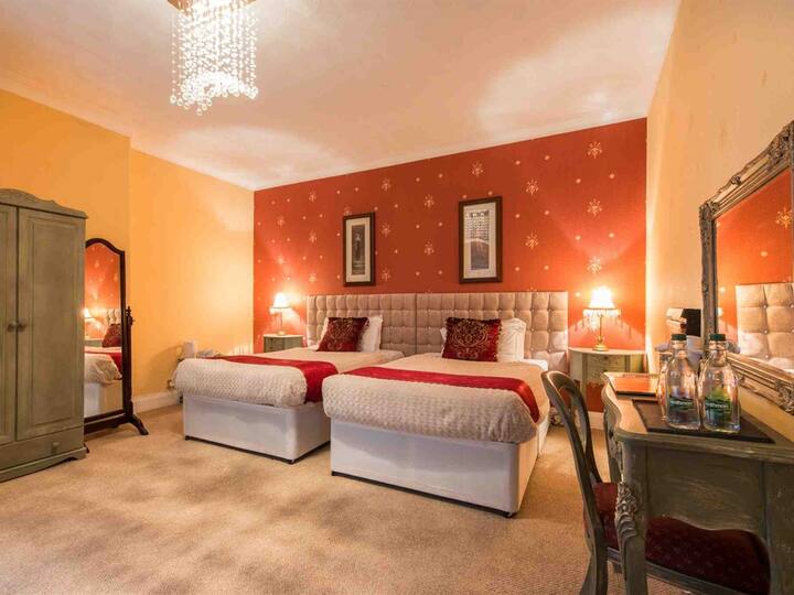 Standard Twin Ensuite 'Criccieth' At Maenan Abbey - Penrhyndeudraeth