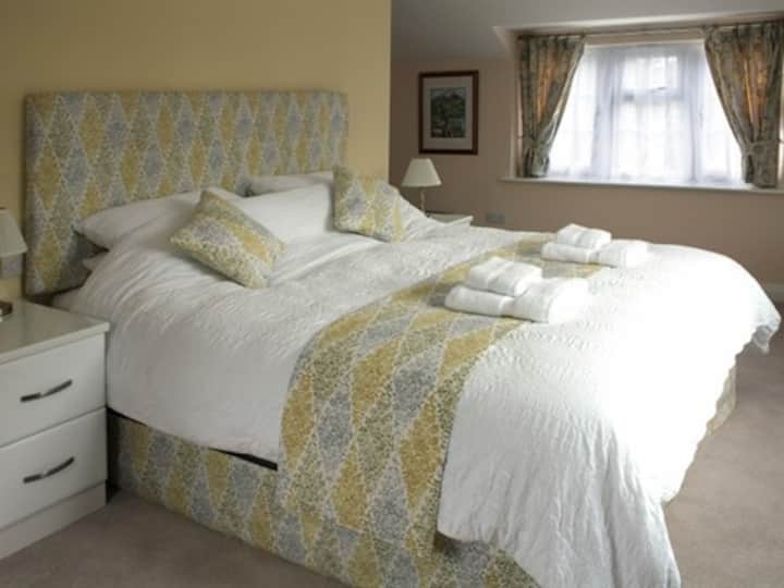 Deluxe King Ensuite With Bath With A Garden View Dancers At The Anchor Inn - Chepstow