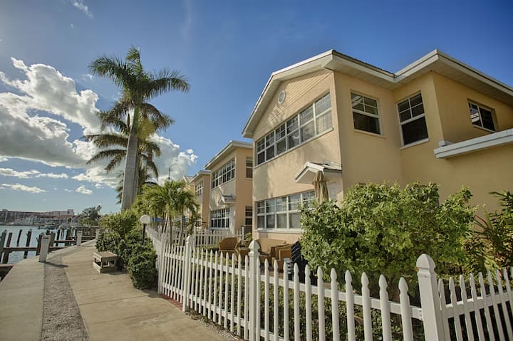 Steps From The Beach! 3 Amazing Rooms With Sunroom - Indian Rocks Beach, FL