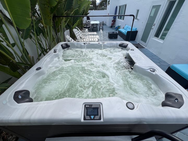Live Like A Local 4/5, Hosts 8+, 20 Steps Beach - Hollywood, FL